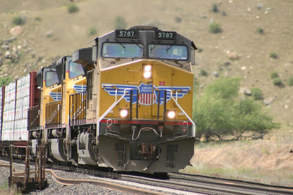 UP 5787 leading a Manifest